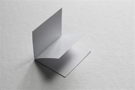 빈 초상화 모형 종이입니다 소책자 잡지 회색 변하기 쉬워 배경에 고립 된 백서 회색 절연 0명에 대한 스톡 사진 및 기타 이미지 Istock