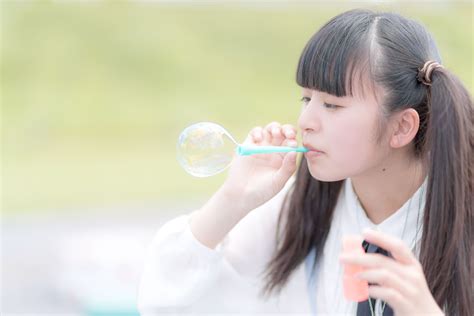 ぷーっとシャボン玉を膨らませるツインテールの女の子｜ぱくたそフリー素材