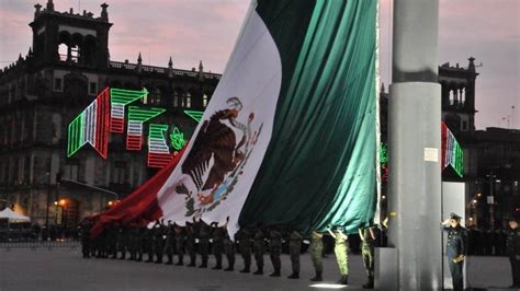 AMLO iza bandera a media asta en recuerdo de víctimas de sismos La