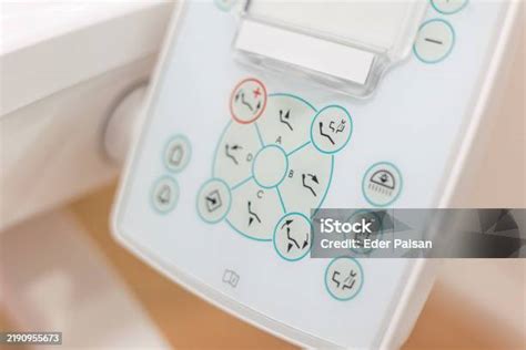 환자의 편안함과 치과 의사 작동을 위한 다양한 설정을 갖춘 현대식 치과 의자 제어 패널 0명에 대한 스톡 사진 및 기타 이미지 0명 건강 진단 건강관리와 의술