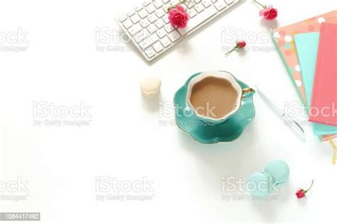 꽃 플랫 위치 평면도 여자의 사무실 책상 노트북 액세서리 노트북 흰색 바탕에 코코아 컵와 여성 작업 영역 공간 복사 0명에 대한