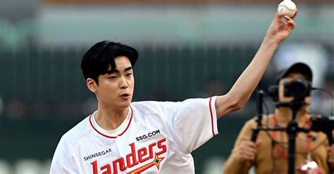 김수겸 Ssg 승리 기원 시구 [포토]