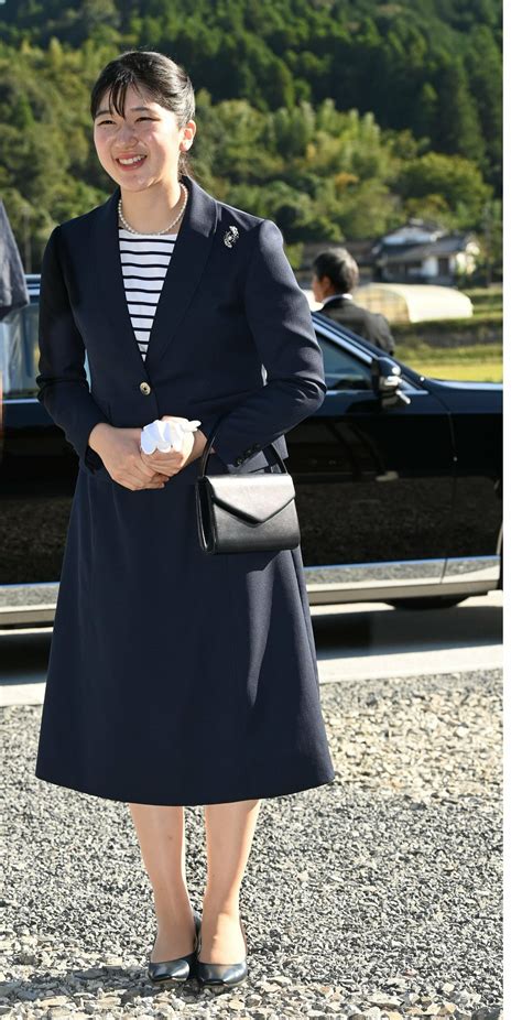 写真・図版（1枚目） 〈皇室を担う若い世代〉愛子さま 「大人のマリンスタイル」に思わずため息 馴染んだパンプスをお召しの佐賀の初公務は、雅子