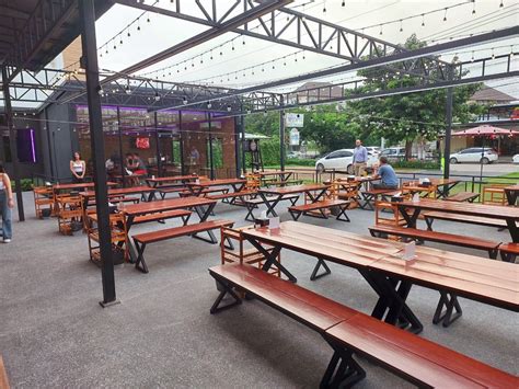 Beer Garden In Chiang Mai Freerolls Sports Bar And Restaurant