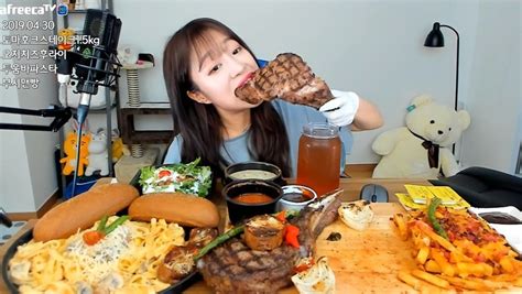 라면 18봉지를 한 번에 먹방계의 샛별 쯔양의 인기 비결 Zum 허브