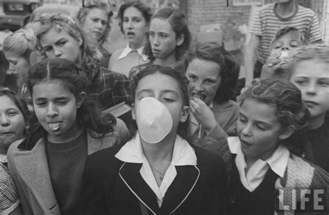 La Jeune Fille Et La Bulle De Chewing Gum La Boite Verte