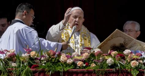 Papież Franciszek przewodniczy Mszy Świętej w Niedzielę Wielkanocną przed wielkimi tłumami na