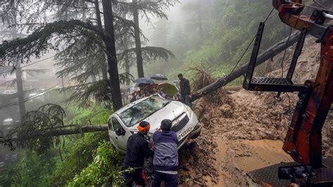 हिमाचल में बारिश ने बरपाया कहर बादल फटा पेड़ गिरे तस्वीरों में देखें