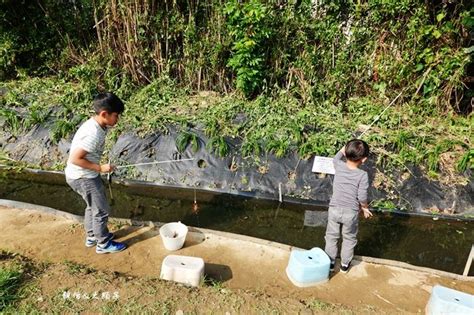 新竹親子農場景點 溝貝親子休閒農莊 釣螯蝦、釣泰國蝦、釣魚、划船、滑草、撿雞蛋、摸蜆、採青菜、大草皮、合菜 農場生態體驗 輕旅行