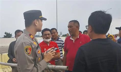 Tol Jatikarya Arah Cimanggis Cibitung Ditutup Sementara Akibat Demo Warga Parboaboa