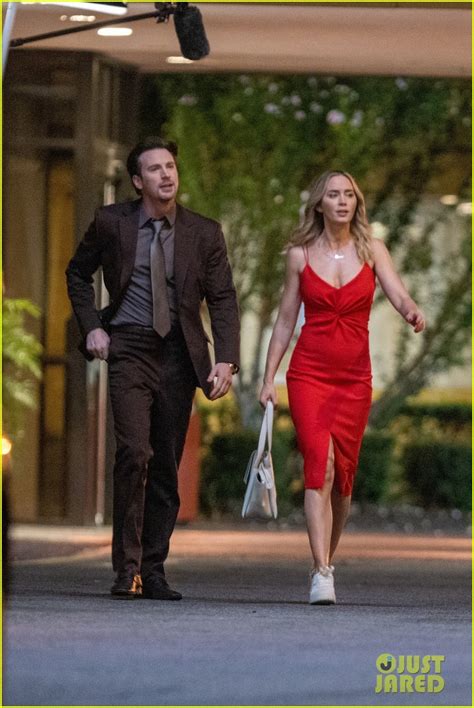 Photo Chris Evans Emily Blunt Pain Hustlers Set Photos 21 Photo