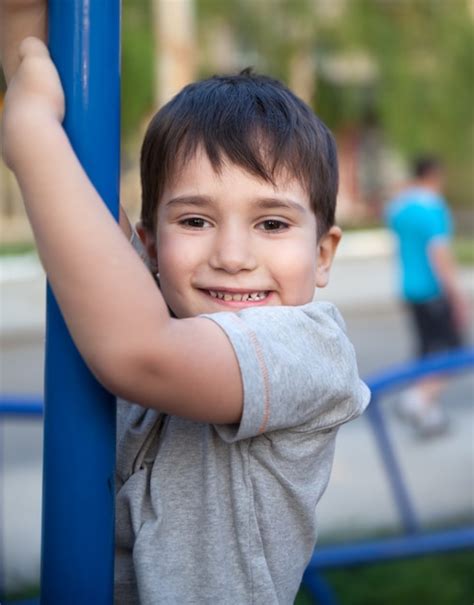 Menino Brincando No Playground Foto Premium