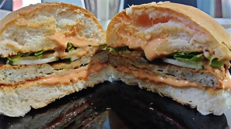 🐔 Chicken Burger With Maldivian Style Spicy Githeyo Mirus Burger Sauce Youtube