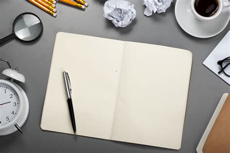 이 Office 탁삭용 영업중 공책 펜 0명에 대한 스톡 사진 및 기타 이미지 0명 개체 그룹 구겨진 Istock