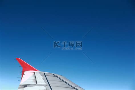 仅天空背景上方的机翼飞机高清摄影大图 千库网
