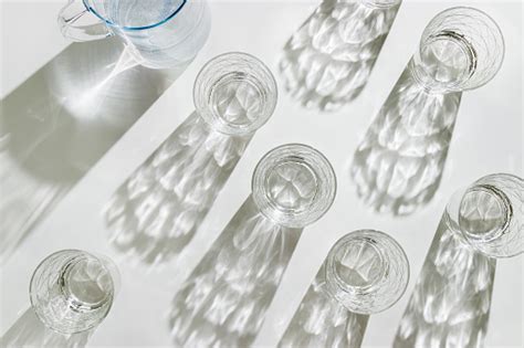 물 유리 흰색에 햇빛에 그림자 섬세한 녹색 파란색 색상 최소한의 미적 평면도 자연광에서 반짝이는 유리 여름 음료 개념 파스텔 그라데이션 상호 작용 빛과 그림자 구도에 대한