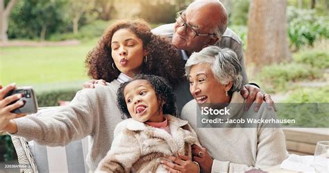 셀카 가족 사람들과 함께하는 바보 같은 야외 사랑 또는 동창회의 추억에 대한 흥분 조부모 뒤뜰에서 사진 소셜 미디어 또는 재미있는 얼굴로 화상 통화를하는 여성이나 아이 25