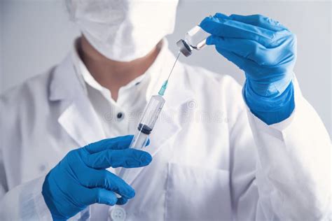 Doktor Der Eine Spritze F Llt Das Konzept Der Schutzimpfung Stockbild