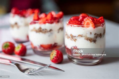 유리에 크림과 딸기를 곁들인 맛있는 수제 디저트 그래놀라에 대한 스톡 사진 및 기타 이미지 그래놀라 딸기 미식가 Istock