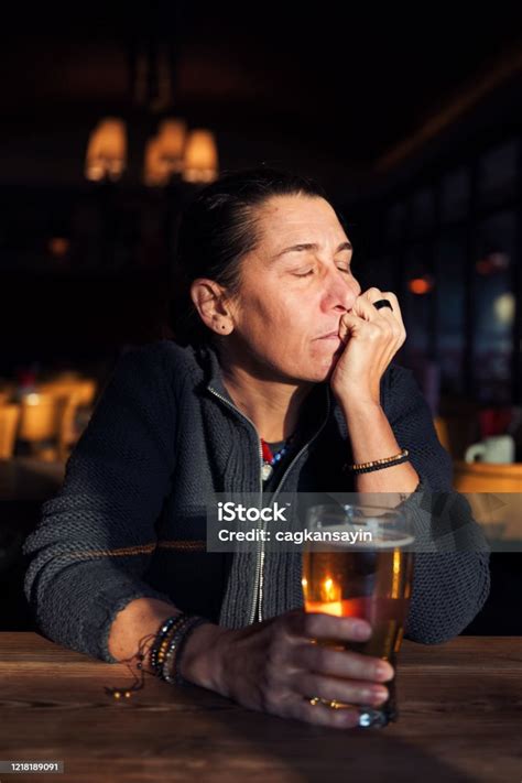 맥주 잔을 들고 바에 앉아 있는 불행하고 우울하고 외로운 중년 여성 좌절에 대한 스톡 사진 및 기타 이미지 좌절 중장년