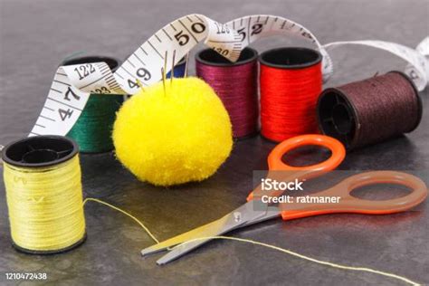 봉 제에 사용 하기 위한 액세서리 및 도구 실 바늘 가위 및 센티미터의 스풀 개인 장식품에 대한 스톡 사진 및 기타 이미지 개인 장식품 공예 다중 색상 Istock