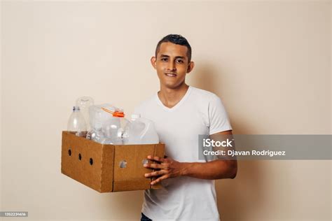 재활용을 위해 플라스틱 병 쓰레기로 상자 종이를 들고 있는 남자 25 29세에 대한 스톡 사진 및 기타 이미지 25 29세 개념 개념과 주제 Istock