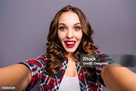 아름 다운 그녀 그녀의 레이디 웃음 웃음 멋진 헤어스타일 이빨 미소 게 걸릴 Selfies 사양 체크 무늬 셔츠를 입고 옷을