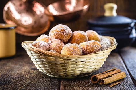 계피 정제 된 설탕과 밀가루로 만든 브라질에서 달콤한 튀김 비 쿠키 또는 볼리노 드 추바로 알려진 집에서 만든 음식 빠른 비에 대한 스톡 사진 및 기타 이미지 Istock