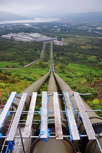 포트 윌리엄 알루미늄 제 련에 물 들고 Penstocks 식물 배경 흐린 로크 Linnhe 안개 여름 날 알루미늄에 대한 스톡