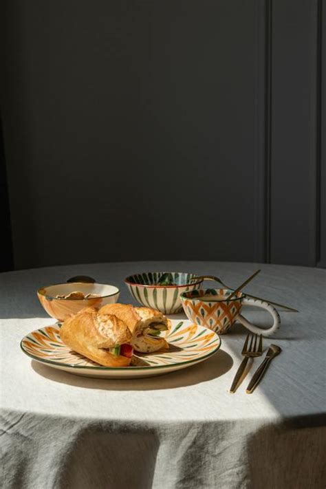 고명 그릇 도기 도자기 라이프스타일 럭셔리 맛있는 미식가 변덕스러운 조명 보울 세련된 식기 식사 신선한