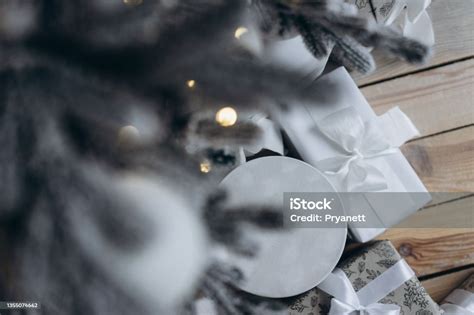 장식 된 크리스마스 트리의 배경에 선물 화환에서 보케 축제 분위기 0명에 대한 스톡 사진 및 기타 이미지 0명 12월 갈란드 장식품 Istock