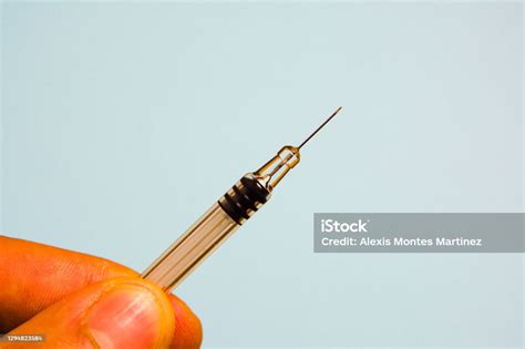 주사기 손에 의료 주사 손바닥 또는 손가락 바늘이있는 의학 플라스틱 예방 접종 장비 액체 약물 또는 마약 병원의 건강 관리주사기 0명에 대한 스톡 사진 및 기타 이미지