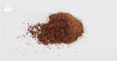 하얀 테이블 위에 놓인 분쇄 커피 더미 사진 Unsplash의 무료 커피 이미지