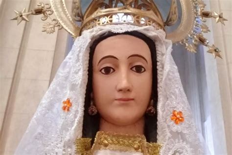 La Virgen De Itati Realizó Un Cambio De Vestuario A La Espera De Los