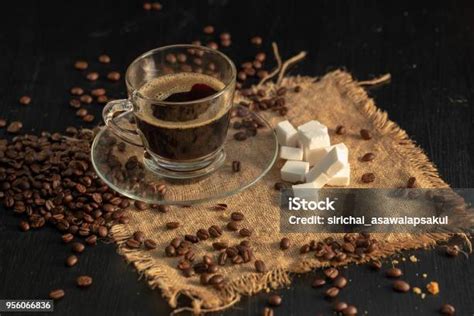 나무 테이블에 볶은 커피 원두와 뜨거운 커피와 설탕 큐브 0명에 대한 스톡 사진 및 기타 이미지 0명 갈색 마실 것 Istock