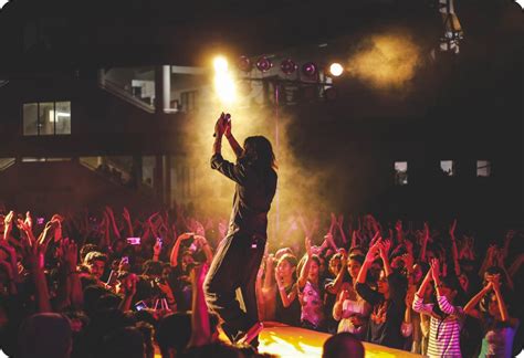 유명인과 어울리는 꿈