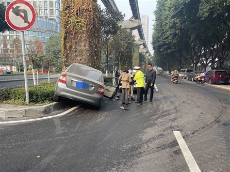 渝中区：小车掉头未注意观察 撞上直行车受损严重财经头条