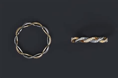3d 렌더링 검은색 배경에 반지를 둘러싸고 있는 다이아몬드가 있는 꼬인 반지의 측면도와 평면도 0명에 대한 스톡 사진 및 기타