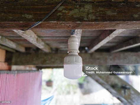 천장에 매달려 있는 흰색 Led 조명에 선택적으로 초점을 맞춥니다 빌리지 하우스 0명에 대한 스톡 사진 및 기타 이미지 0명 가벼운 갈색 Istock