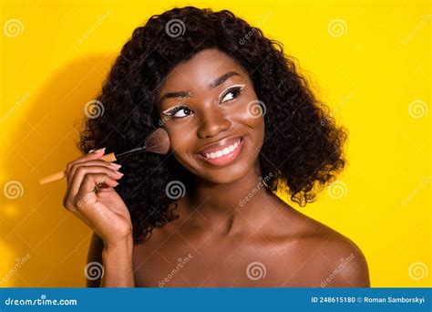 Foto De Jovencita Feliz Sonriente Adorable Soñadora Niña Africana Look