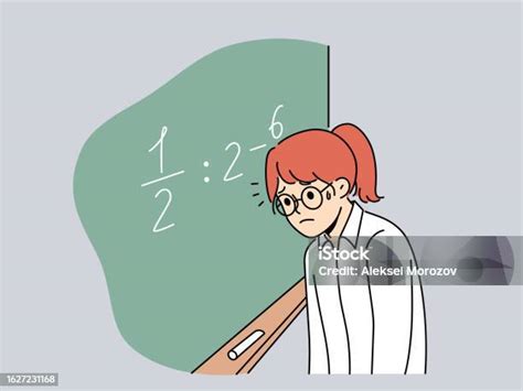 칠판 근처에 서 있는 여학생은 수학 예제의 해를 모르기 때문에 화를 낸다 9월에 대한 스톡 벡터 아트 및 기타 이미지 9월 개념 개념과 주제 Istock
