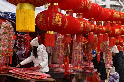 各地年货市场红红火火 市民采购新春饰品 图片 海外网