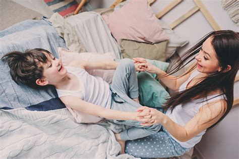 행복 한 어머니와 자식 아들 속이 고 아침에 침대에서 재생 가족 관계 캐주얼 라이프 스타일 시리즈입니다 가정 생활에 대한 스톡
