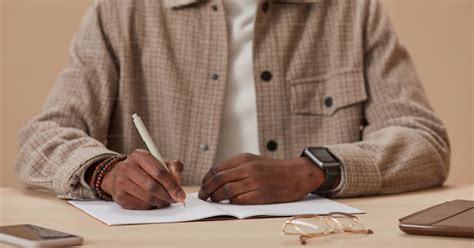 온라인 공부 중 노트북에 메모를 하는 테이블에 앉아 있는 남자의 클로즈업 사진 Unsplash의 문자 메시지 이미지