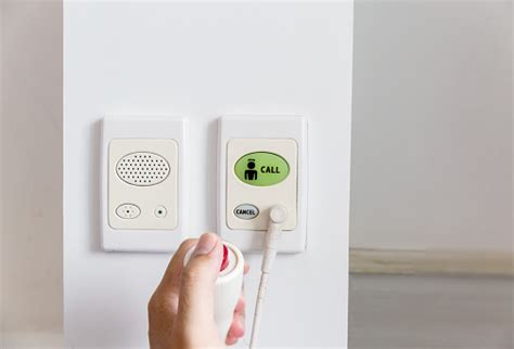 손은 간호사 통화 버튼을 눌러 환자를 눌러 빨간 비상 버튼 병원에서 도움을 위해 간호사를 호출 합니다 병원에 대한 스톡 사진 및 기타 이미지 Istock