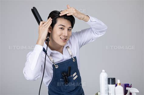Mz고수머리 손질 하는 남성 사진 이미지 유토이미지 상세페이지 베이직샵 22399894