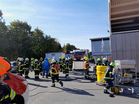 Realistische Übungsannahme bei Entsorgungsunternehmen Freiwillige Feuerwehr Pinsdorf