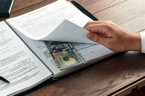 사업가 파일에서 제공 하는 뇌물 봉투 돈에 미국 Dolors 받습니다 뇌물과 부패의 개념입니다 개념에 대한 스톡 사진 및 기타