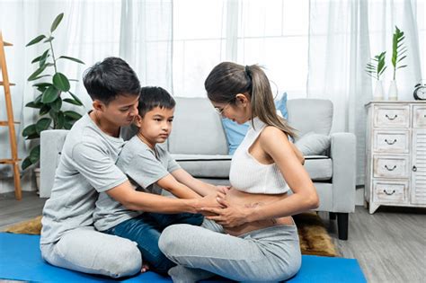 Foto De Filho Sentado No Colo Do Pai Asiático E Segurando A Mão Do