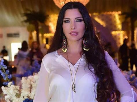 صور لاميتا فرنجية تستعرض حملها في جلسة تصوير جديدة مصراوى